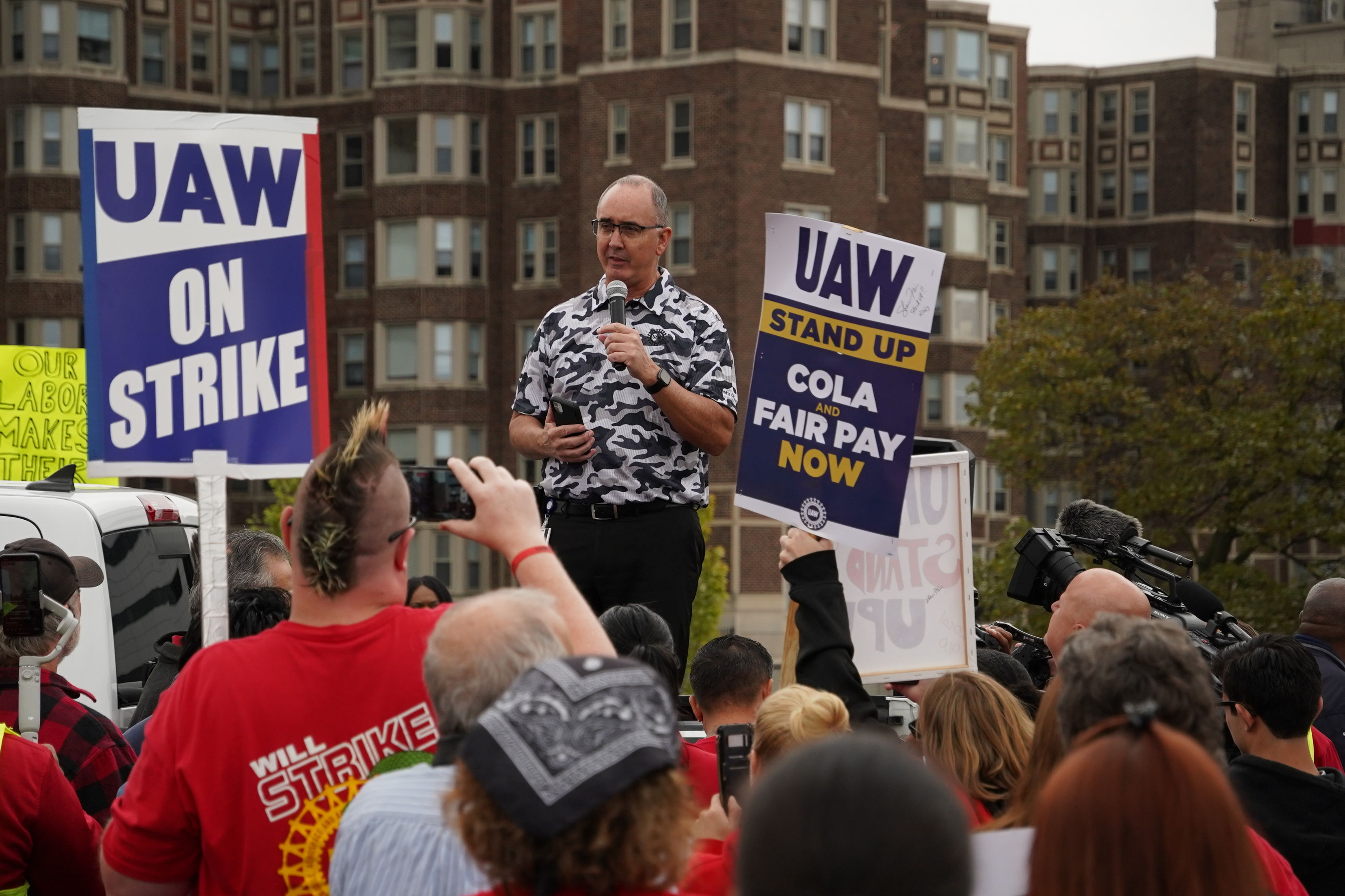 2024 auto outlook: EV transition, UAW strikes, production remain ...