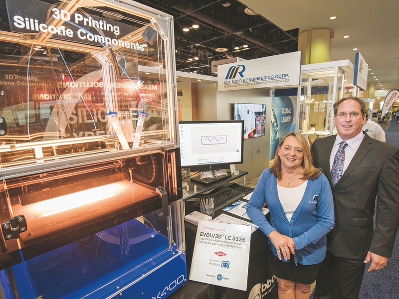 R.D.-Abbott-demonstrates-3D-with-LSR-at-NPE